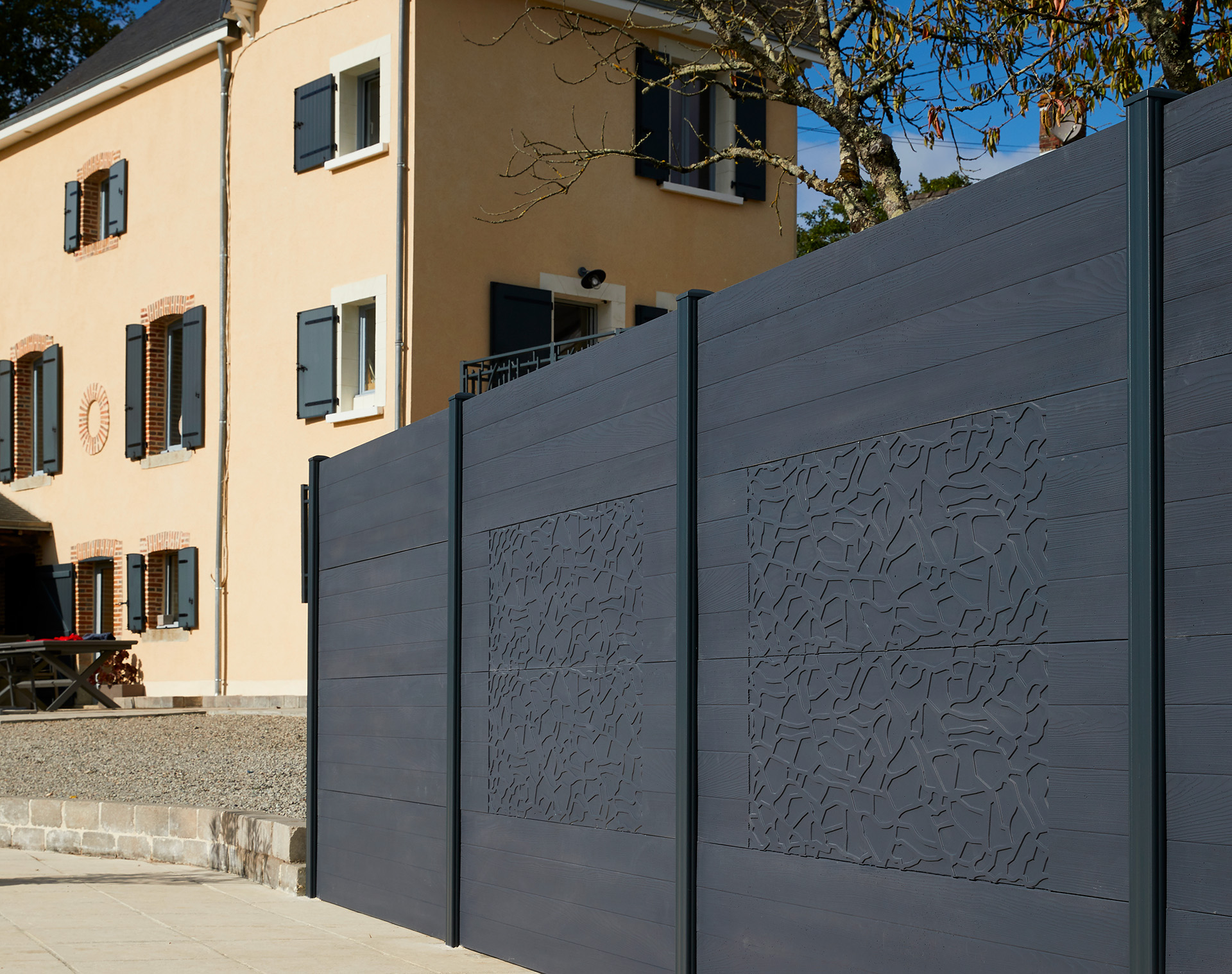 Votre clôture en béton moderne avec MEHAT GIRPAV Clôtures NICOLAS